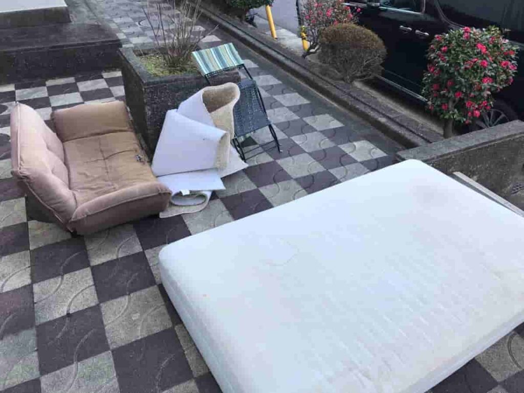 名古屋市守山区EVなし4階 S様】ベッドや絨毯など粗大ゴミの処分 | 名古屋を中心とした不用品回収なら【ecoos（エコーズ）】